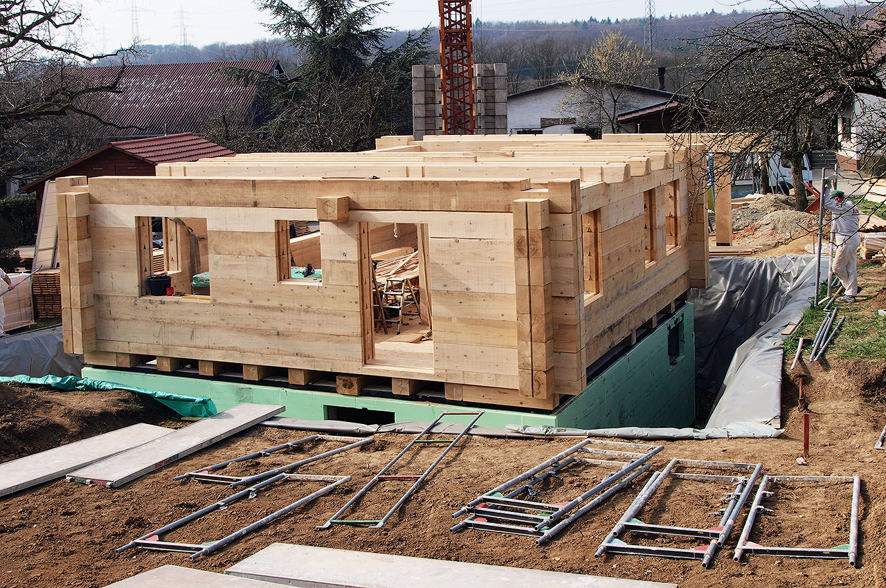 Haus mit Kniestock und ueberdachter Terrasse - Duffner Blockbau